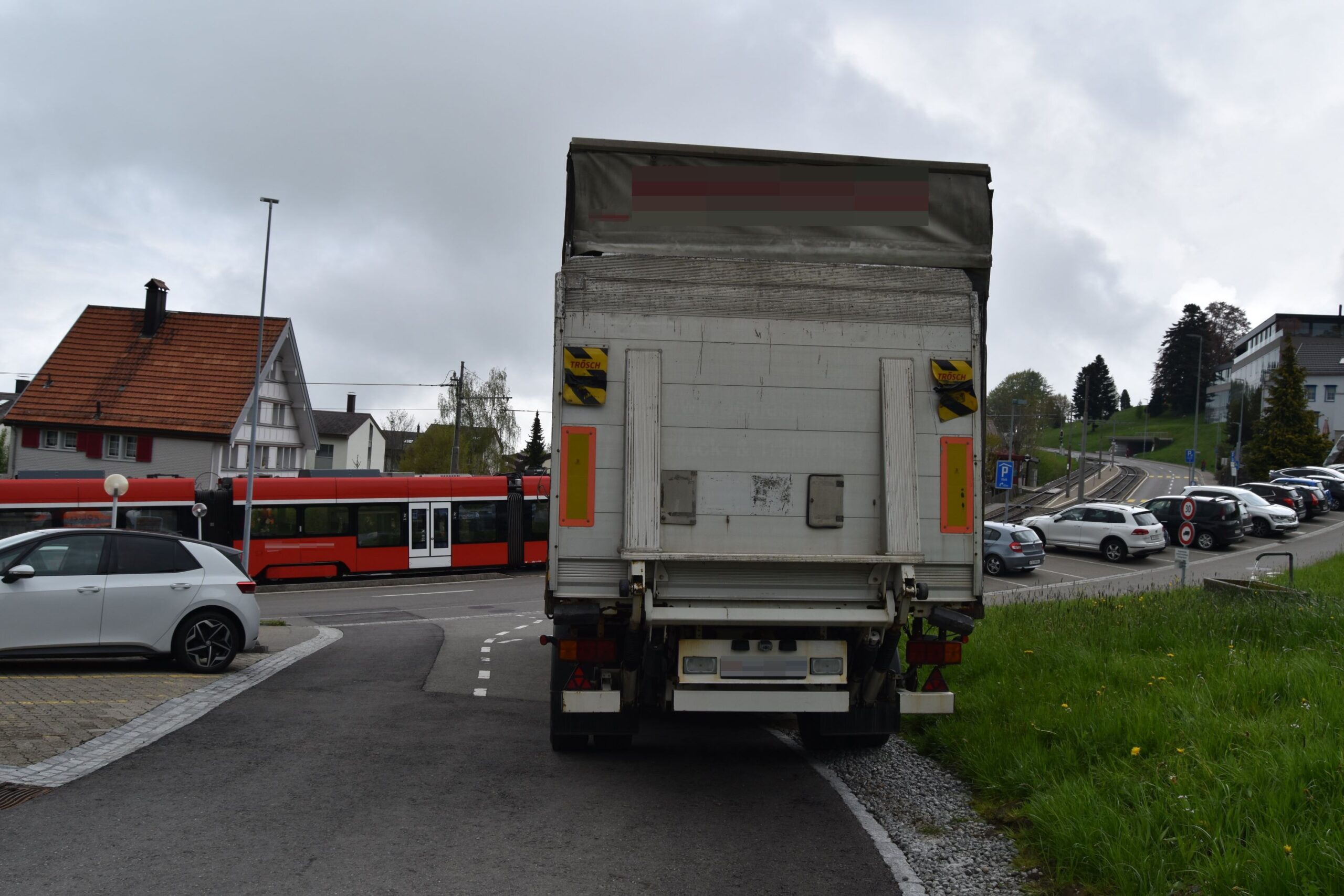 LKW touchiert Zug - Tüüfner Poscht